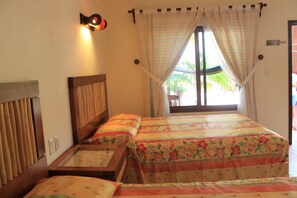 Quarto Standard, 2 camas de casal | Cofre no quarto, com decoração personalizada 