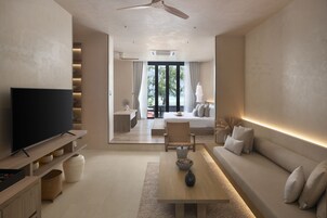 Grand Suite Seaview with Jacuzzi | Minibar, cofre no quarto, com decoração personalizada 