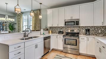 Casa, 4 quartos (4970 Whitepoint) | Cozinha privada | Um frigorífico, um micro-ondas, um forno, uma placa de cozinha