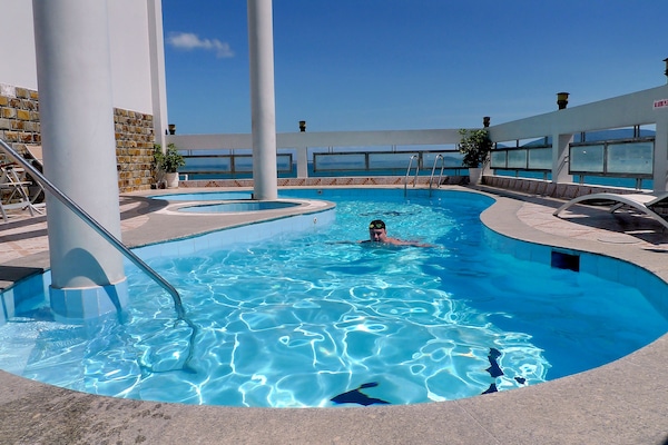 Piscina exterior, guarda-sóis, espreguiçadeiras