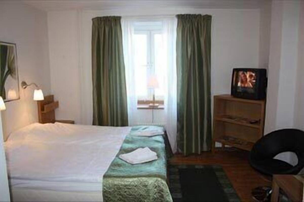 Quarto Duplo, casa de banho partilhada | Cortinas/cortinados opacos, ferro/tábua de engomar 