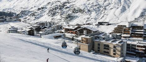 Fachada do alojamento (tarde/noite)