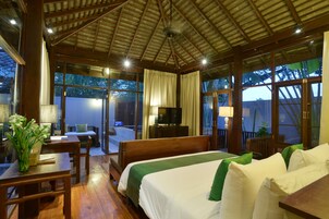 Pool Suite | Minibar, cofre no quarto, secretária, Wi-fi grátis 