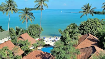 Na praia, praia de areia branca, espreguiçadeiras, guarda-sóis de praia