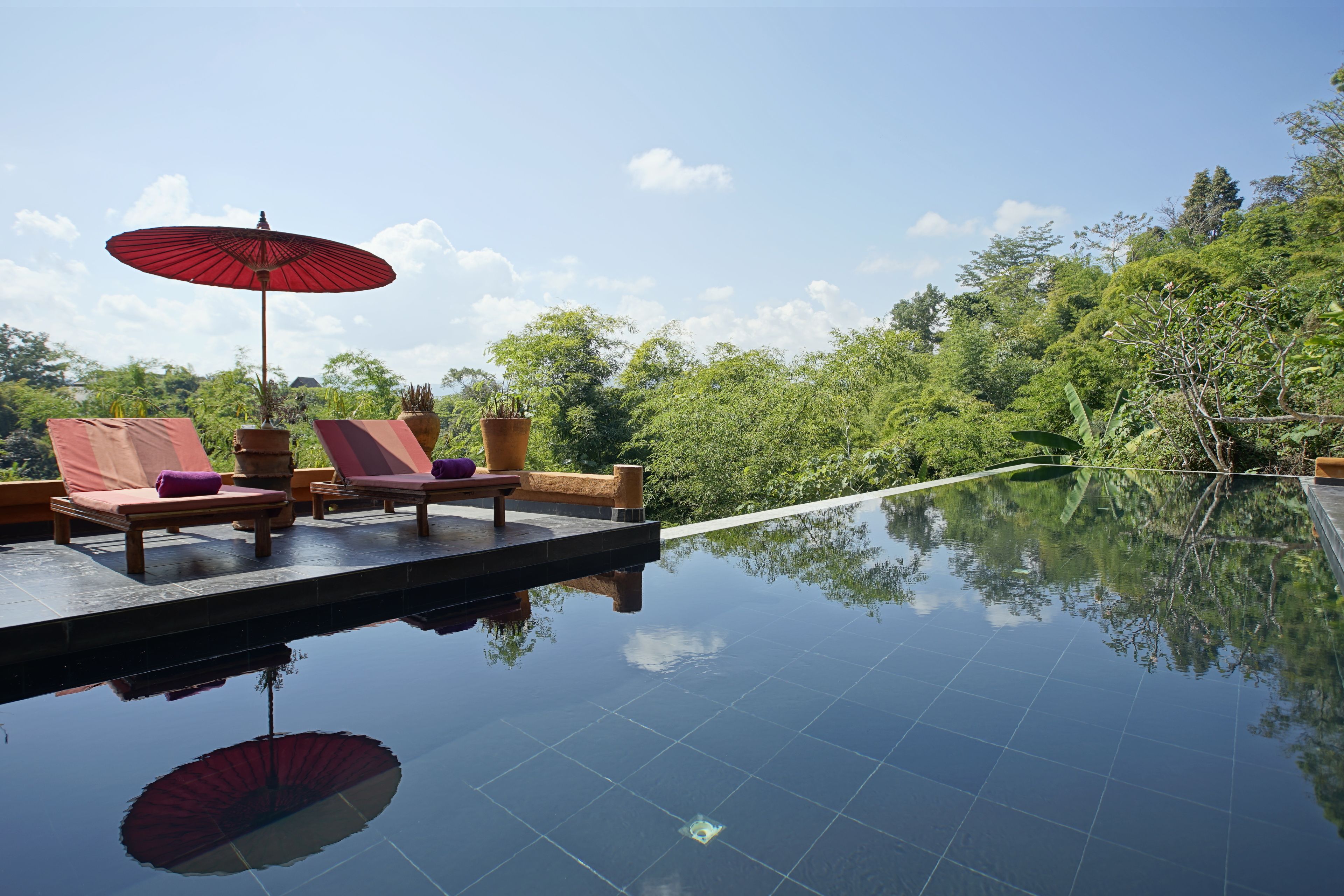 Piscina exterior, guarda-sóis, espreguiçadeiras 
