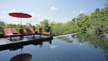 Piscina exterior, guarda-sóis, espreguiçadeiras