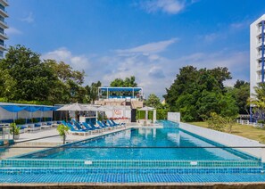 Piscina exterior, guarda-sóis, espreguiçadeiras 