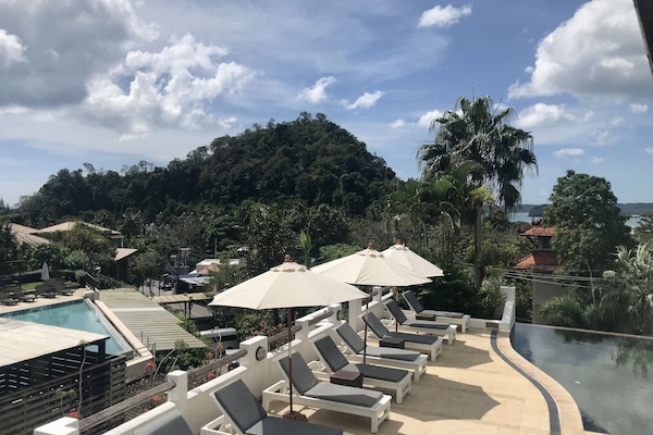 Piscina exterior, guarda-sóis, espreguiçadeiras