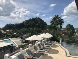 Piscina exterior, guarda-sóis, espreguiçadeiras 