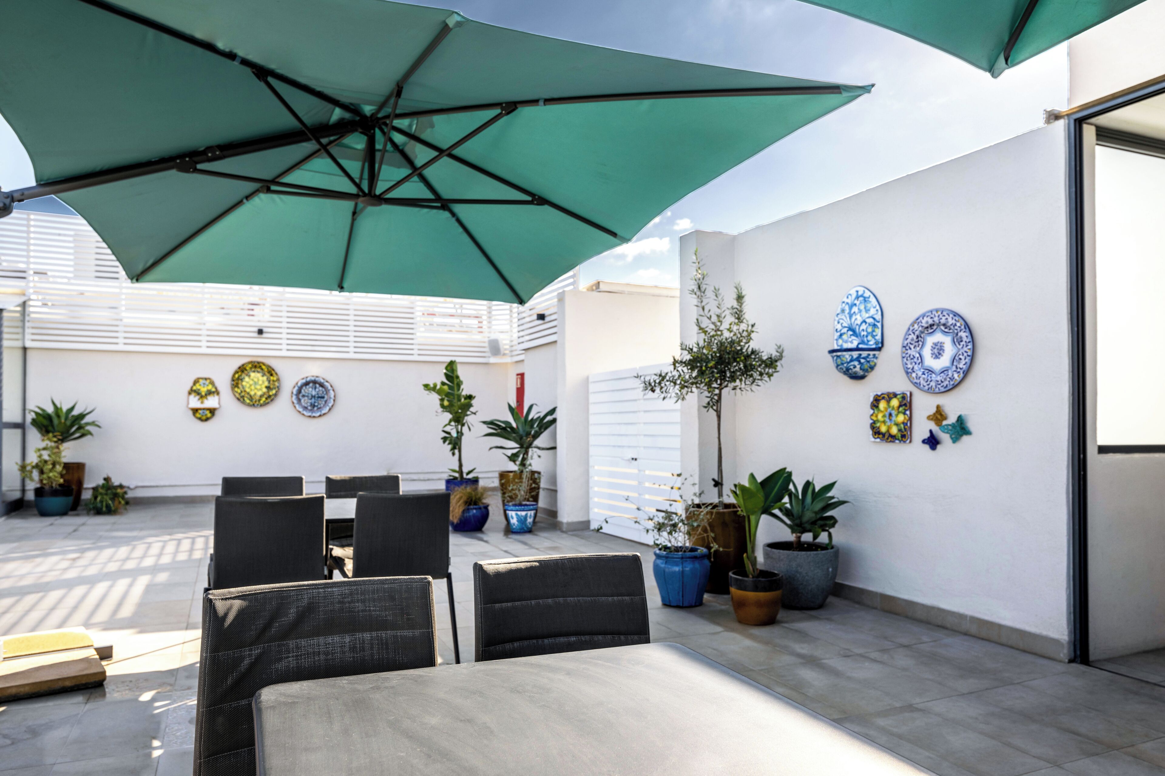 Piscina interna, piscina externa sazonal, guarda-sóis, espreguiçadeiras