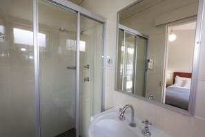 Um polibã, artigos de higiene pessoal grátis, um secador de cabelo 