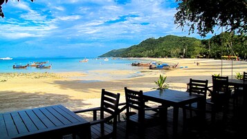 3 restaurantes, é servido café da manhã