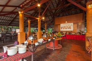 Café da manhã com buffet todos os dias mediante uma taxa
