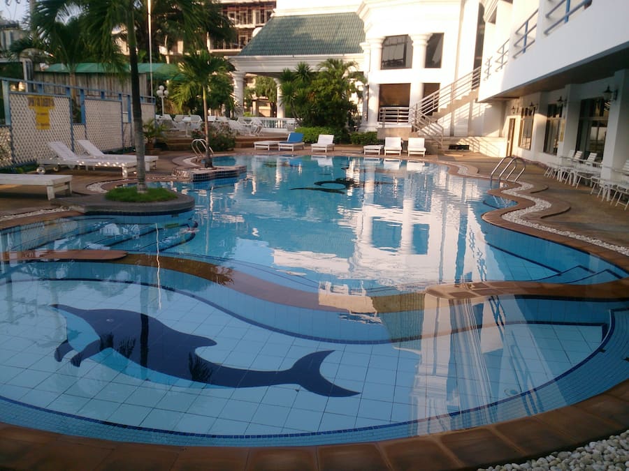 Piscina exterior, espreguiçadeiras