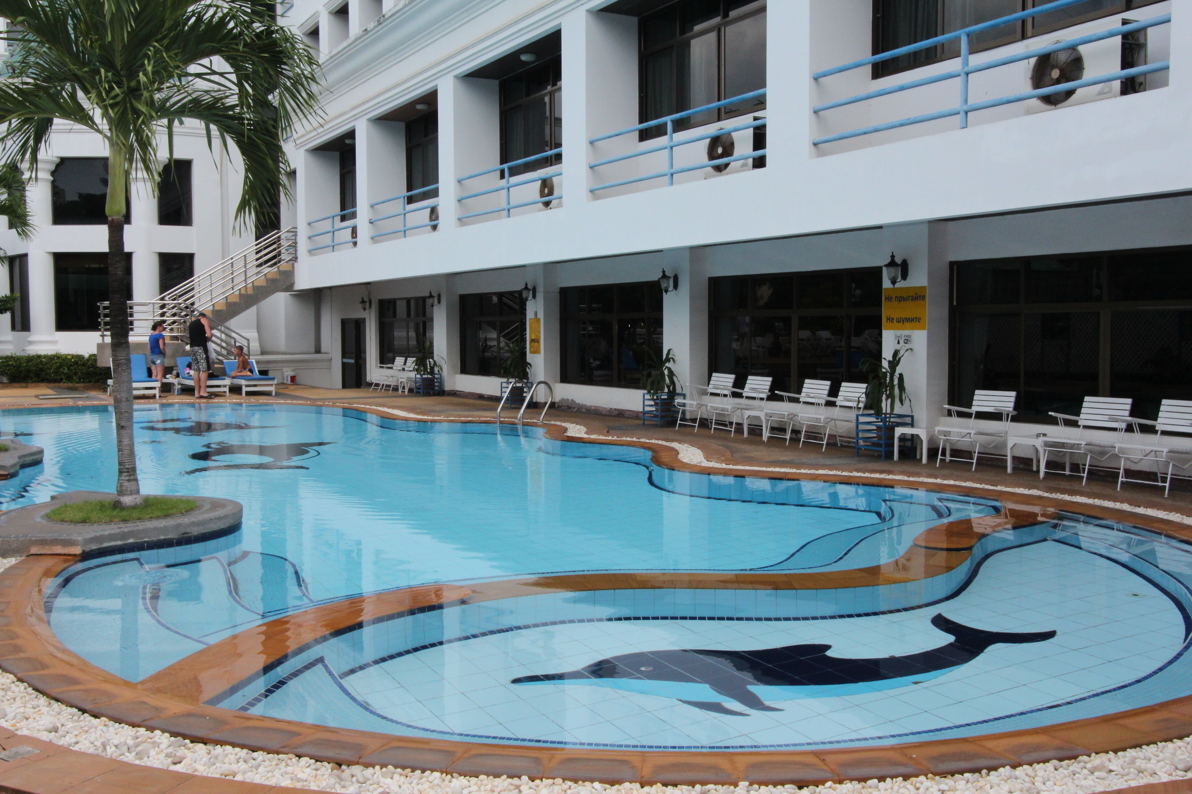 Piscina externa, espreguiçadeiras