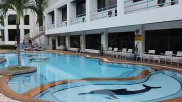 Piscina externa, espreguiçadeiras