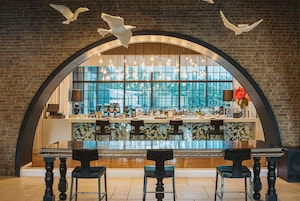 2 restaurantes: servem almoços e jantares