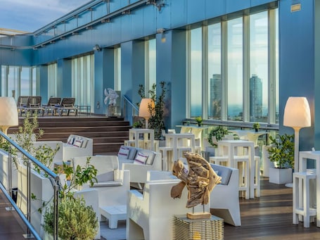 2 bares/lounges, este bar no terraƧo do hotel . Novotel Barcelona City