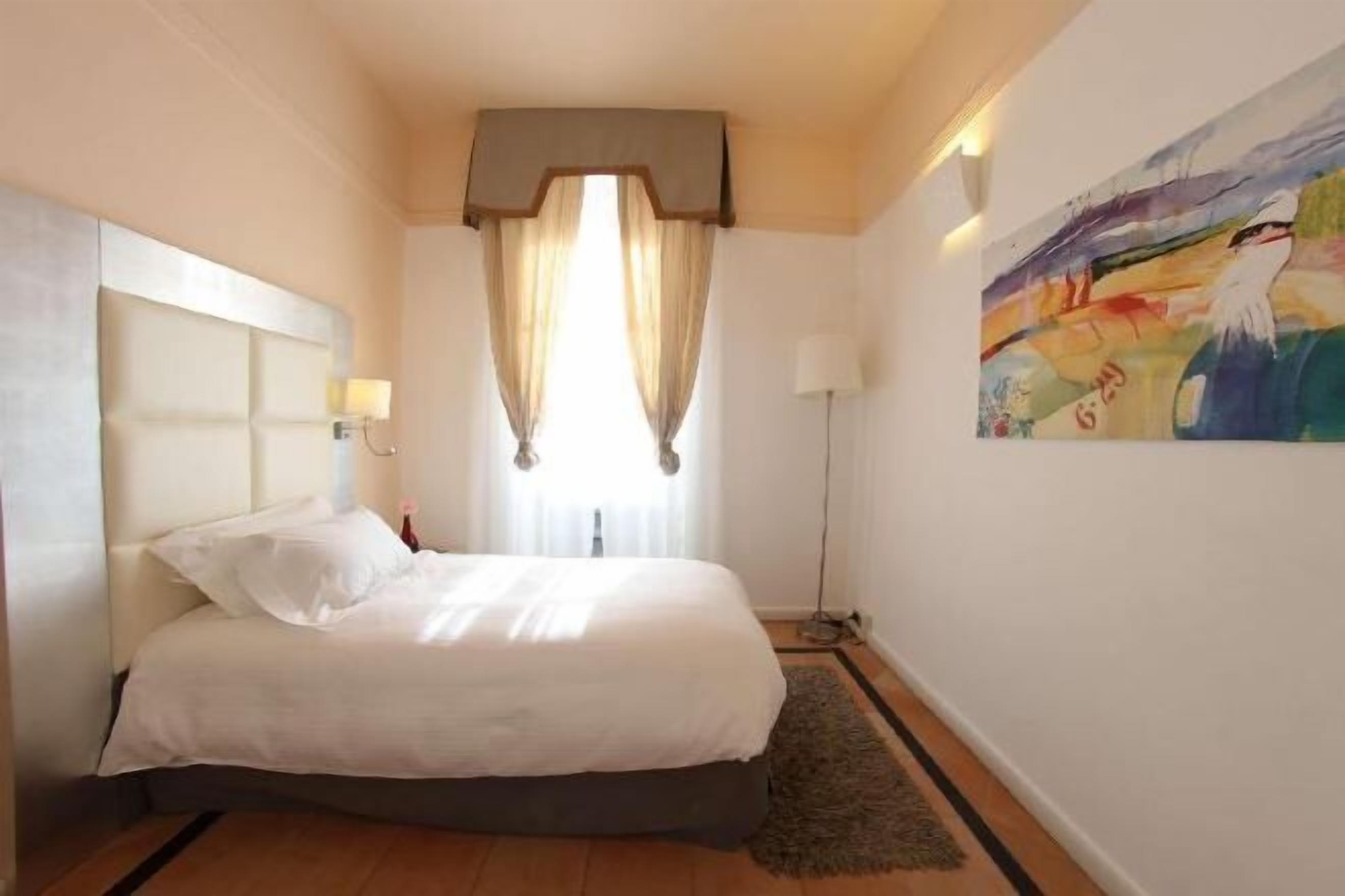 Roupa de alta qualidade, minibar, cofre no quarto, secretária 