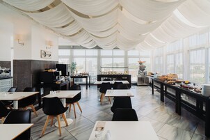 Café da manhã com buffet todos os dias mediante uma taxa