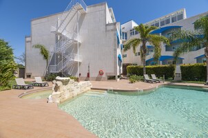 Piscina exterior, guarda-sóis, espreguiçadeiras 