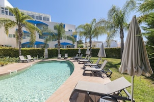 Piscina externa, guarda-sóis, espreguiçadeiras