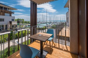 Quarto casal ou duplo premium, vista parcial para o lago | Frigobar, cofres nos quartos, escrivaninha, quartos à prova de som