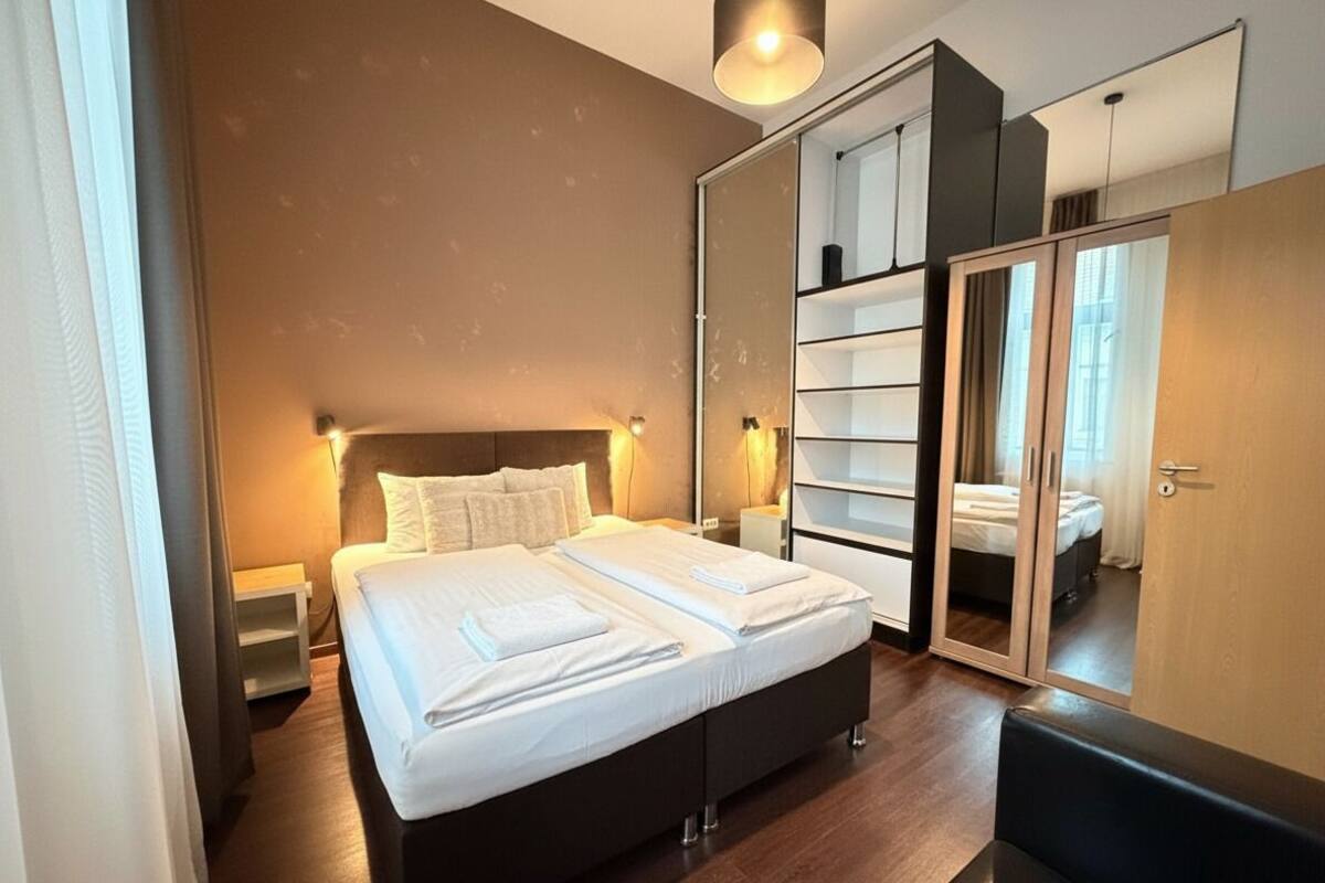 Apartamento Deluxe, 3 quartos | Cofre no quarto, quartos insonorizados, ferro/tábua de engomar 