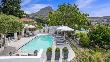 Piscina exterior, guarda-sóis, espreguiçadeiras