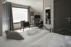 Quarto Duplo | Minibar, secretária, secretária adequada para computadores portáteis