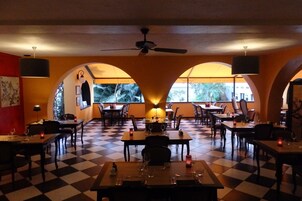 Pequenos-almoços, almoços, jantares servidos, cozinha francesa