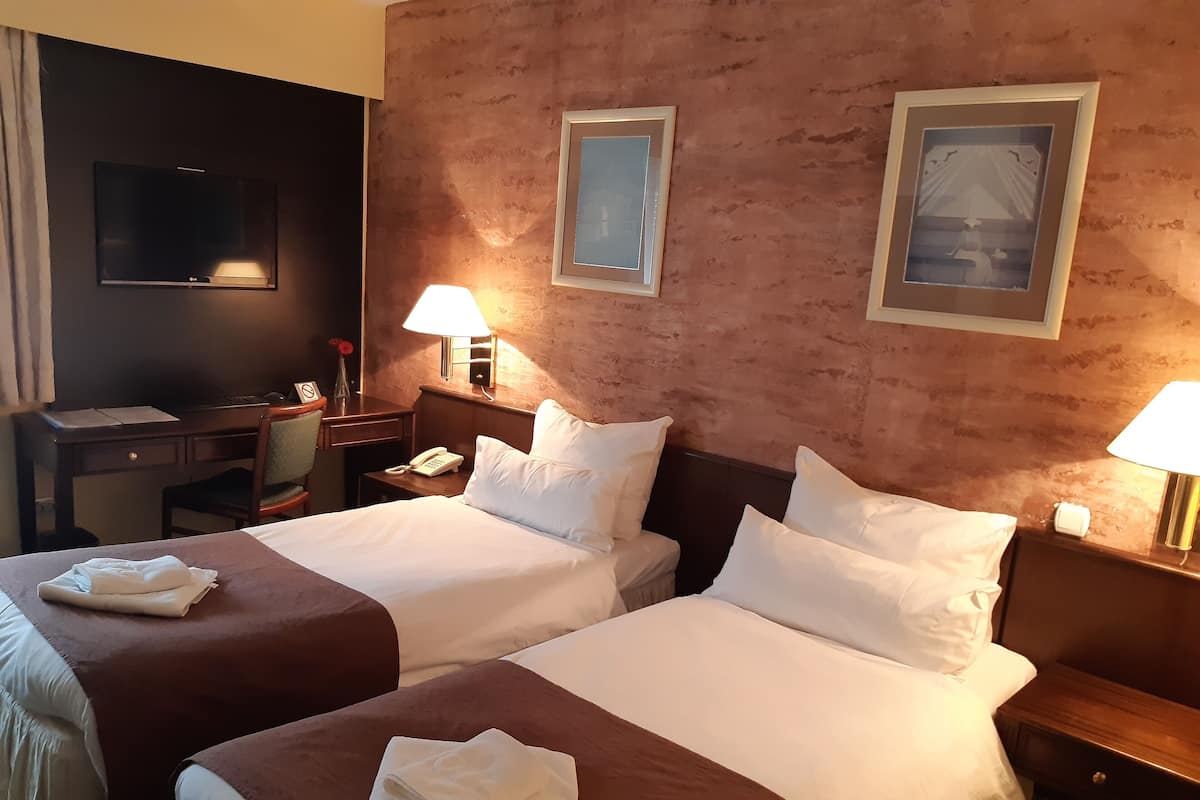 Quarto Twin Deluxe | Roupa de alta qualidade, minibar, cofre no quarto, secretária