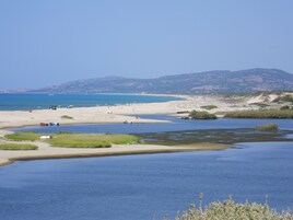 Uma praia privada nas proximidades, praia de areia branca