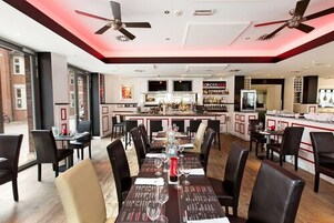 Pequeno-almoço tipo buffet diário mediante uma taxa 