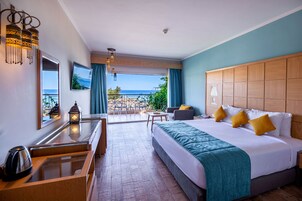 Quarto, vista para o mar | Minibar, cofre no quarto, com decoração personalizada 