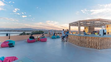 2 bares/lounges, 2 bares junto à piscina, 2 bares na praia