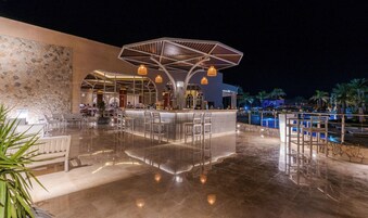 2 bares/lounges, 2 bares ao lado da piscina, 2 bares na praia