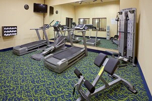 Centro de ginástica do hotel, com esteiras, elípticos e equipamentos de musculação.