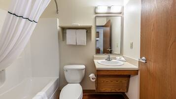 Uma combinação polibã/banheira, artigos de higiene pessoal grátis