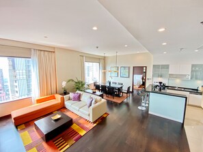 Apartamento, 3 quartos, Vista para a cidade | Roupa de alta qualidade, edredões de penas, minibar, cofre no quarto 