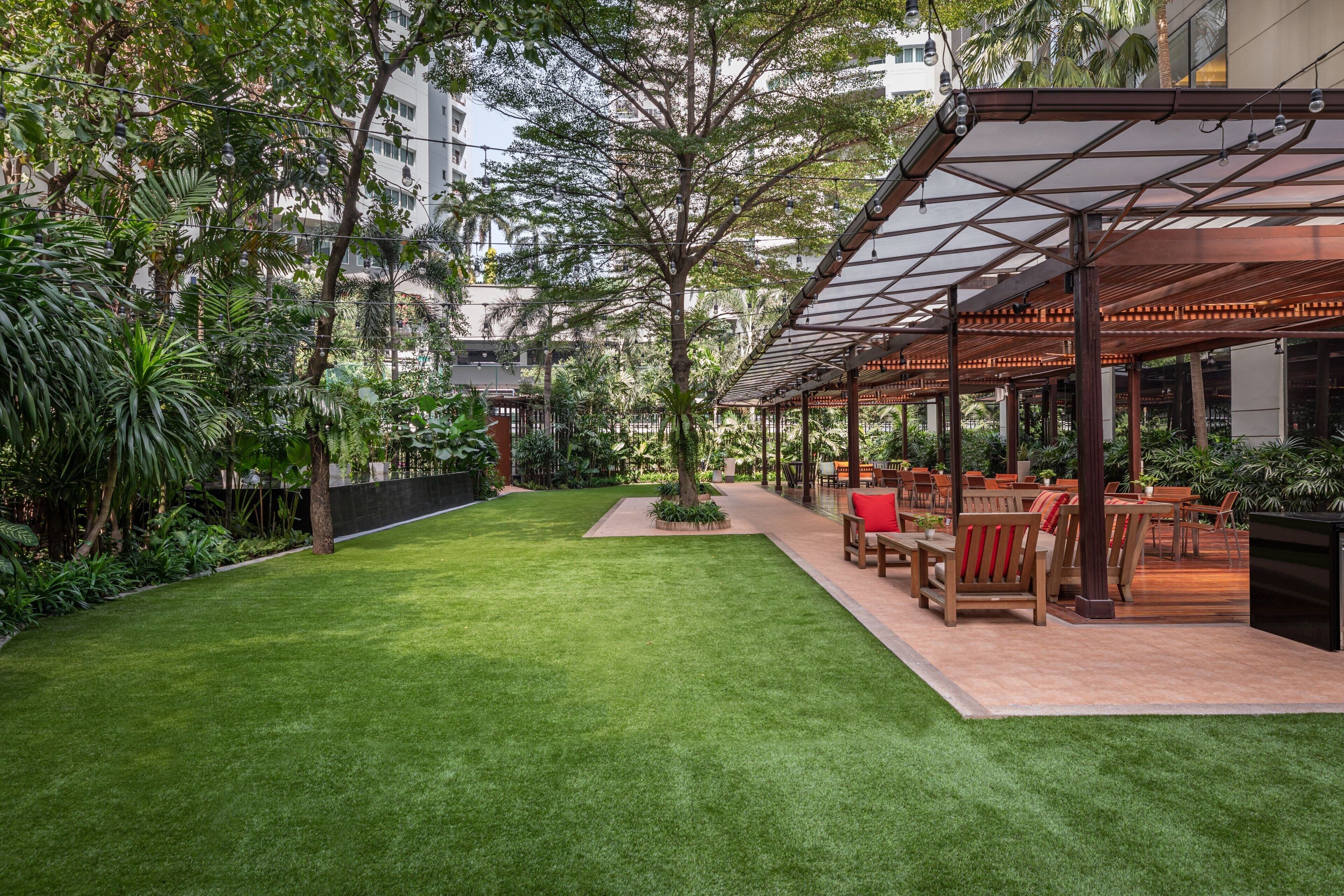 Com vista para a piscina, serve almoços, jantares e happy hour 