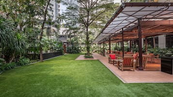 Com vista para a piscina, serve almoços, jantares e happy hour