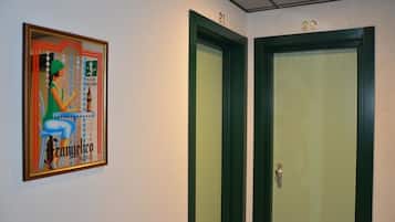 Quarto solteiro | Cofres nos quartos, escrivaninha, quartos à prova de som