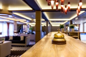 Roupas de cama antialérgicas, frigobar, cofres nos quartos, escrivaninha