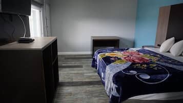 Quarto clássico, 1 cama Queen | Escrivaninha, ferros/tábuas de passar roupa, Wi-Fi de cortesia