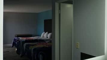 Classic Room, 2 Queen Beds | Escrivaninha, ferros/tábuas de passar roupa, Wi-Fi de cortesia