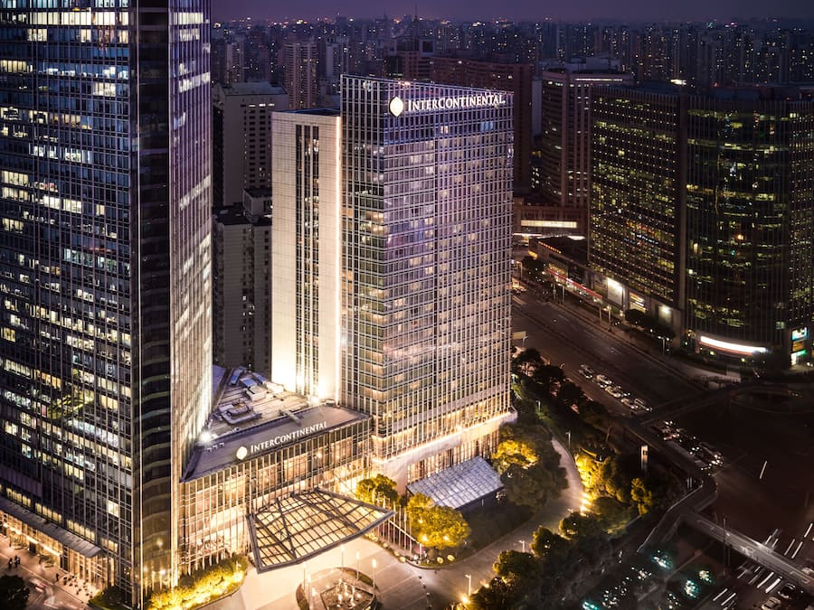 Um edifício alto com fachada de vidro e o nome "INTERCONTINENTAL" em destaque.