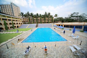Piscina exterior, guarda-sóis, espreguiçadeiras 