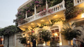 Fachada da propriedade à noite