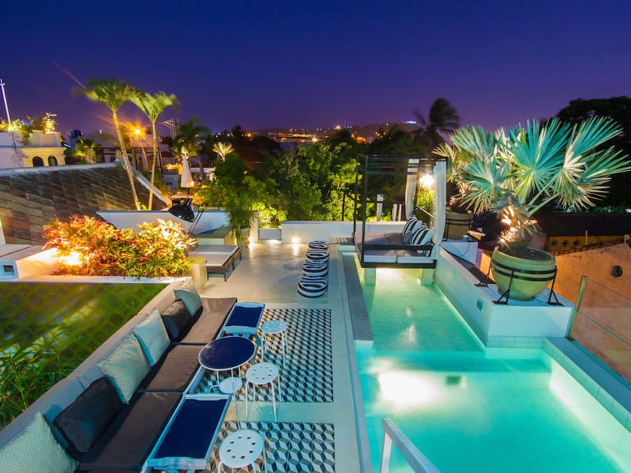 2 piscinas externas, funciona das 8h às 19h, guarda-sóis